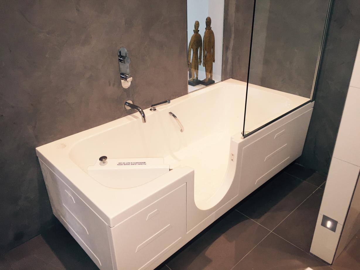 Apollo zit- en ligbaden - aangepast-sanitair - badkamer - Wonen.nl