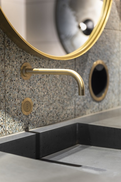 Iconische kranen van VOLA ook leverbaar in PVD coatings - kraan - badkamer - WONEN.nl