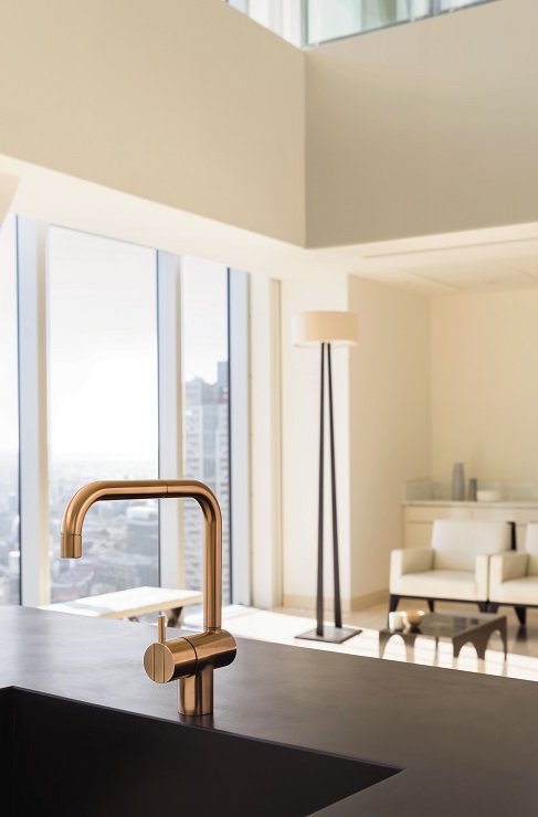 Iconische kranen van VOLA ook leverbaar in PVD coatings - kraan - badkamer - WONEN.nl