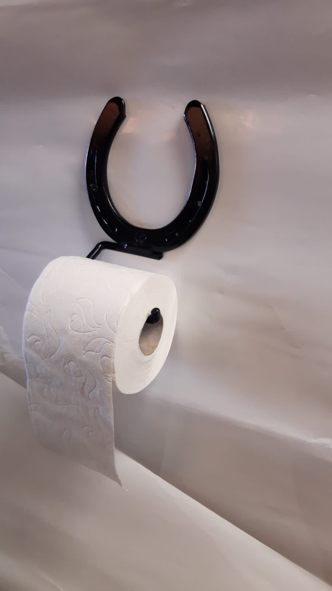 Hoefijzer wc rolhouder - woonaccessoire - woonkamer - WONEN.nl