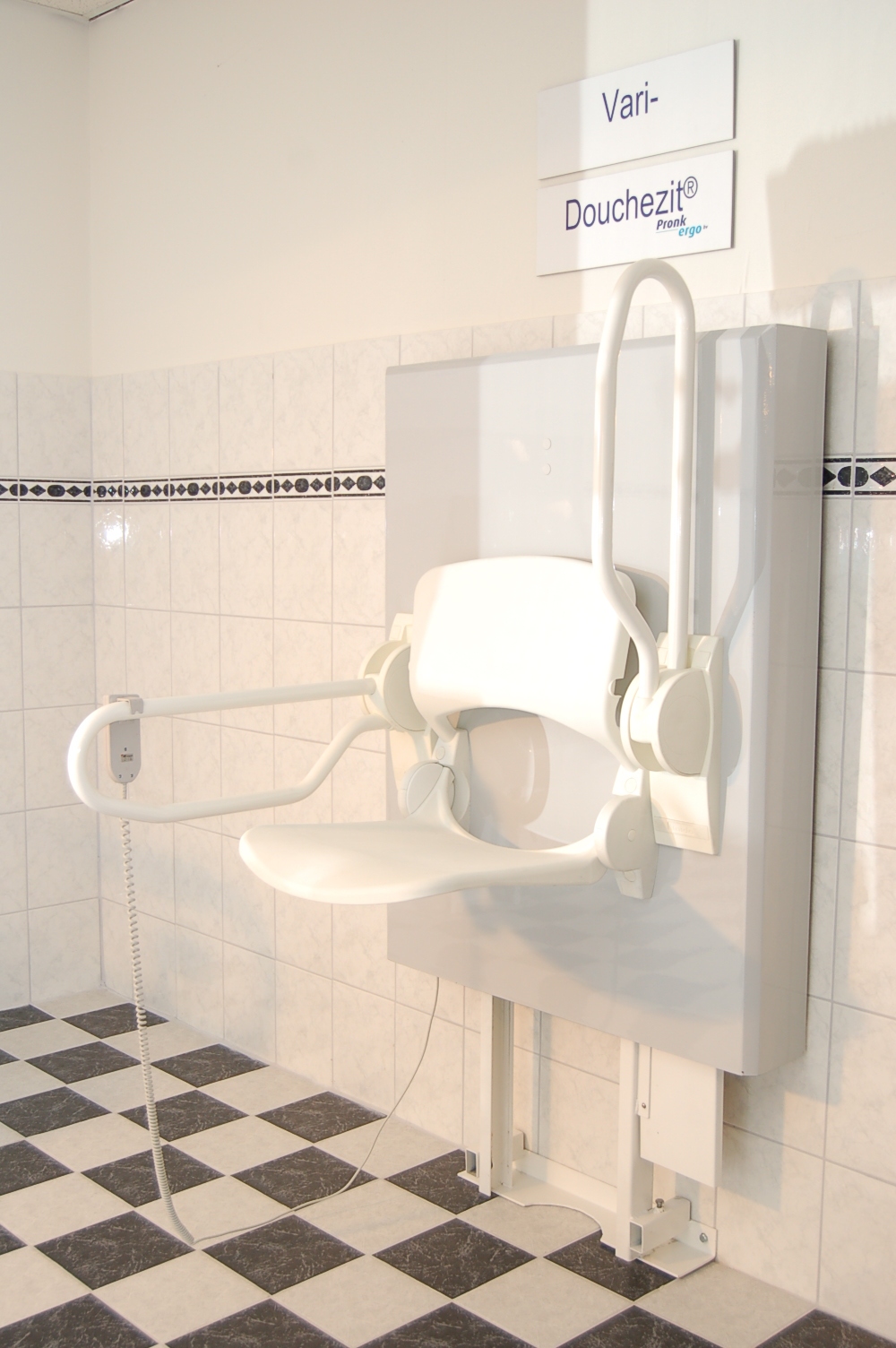 Vari-Douchezit - aangepast-sanitair - badkamer - Wonen.nl