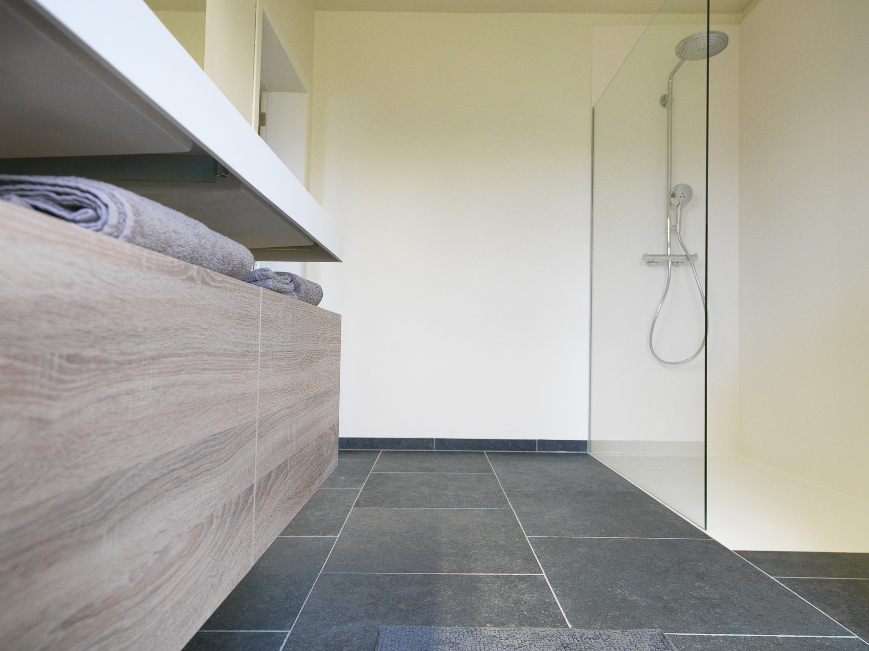 Solid Surface inloopdouche - complete-badkamer - badkamer - WONEN.nl